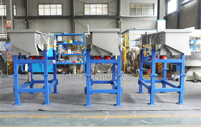 Linear vibrating sieve for classifying plastic pellets - Xinxiang KARP ...